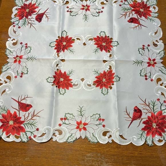 Dining | Gorgeous Poinsettia Table Topper Nwot | Poshmark